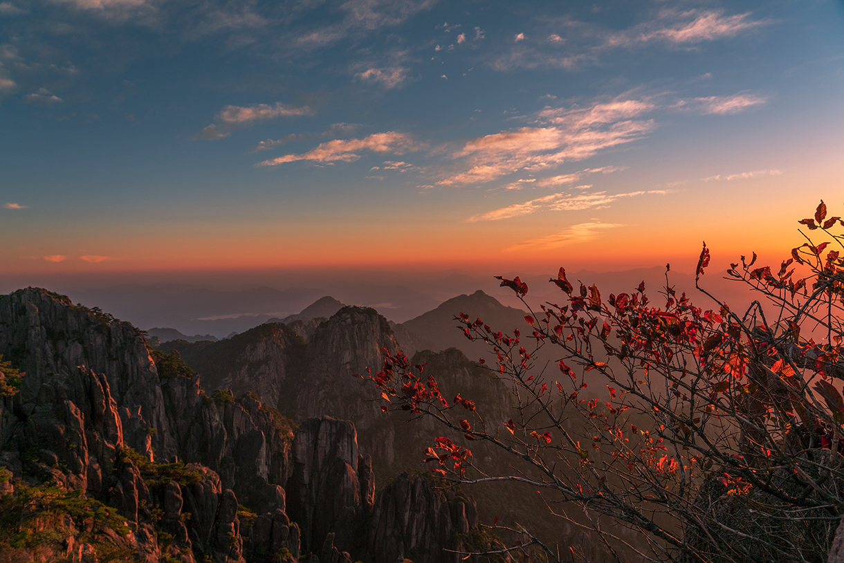 In the mid-autumn season of Huangshan Mountain, the magnificent scenery of sunrise and moonset ...