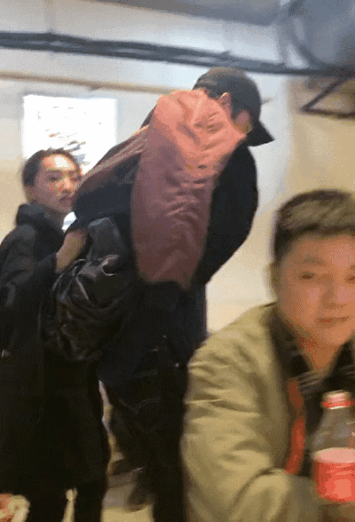 Hu Ge showed up with his beloved wife, the two were very conspicuous, I ...