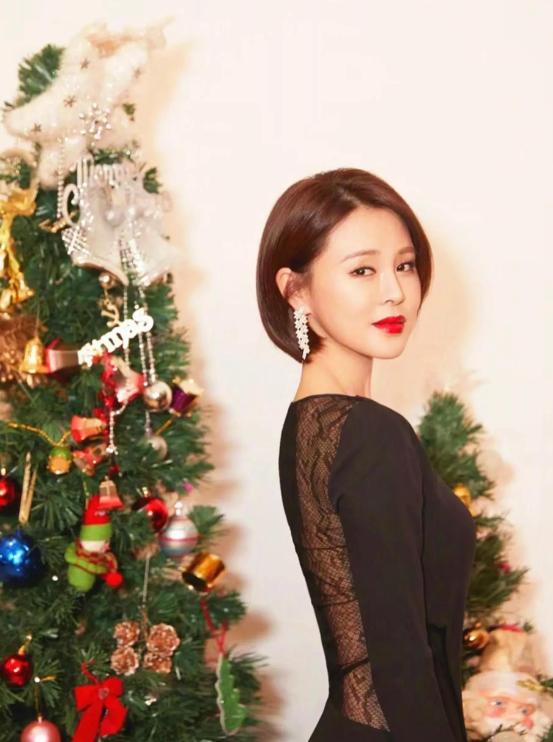 The happy photo of the three members of the Tong family, the little ...