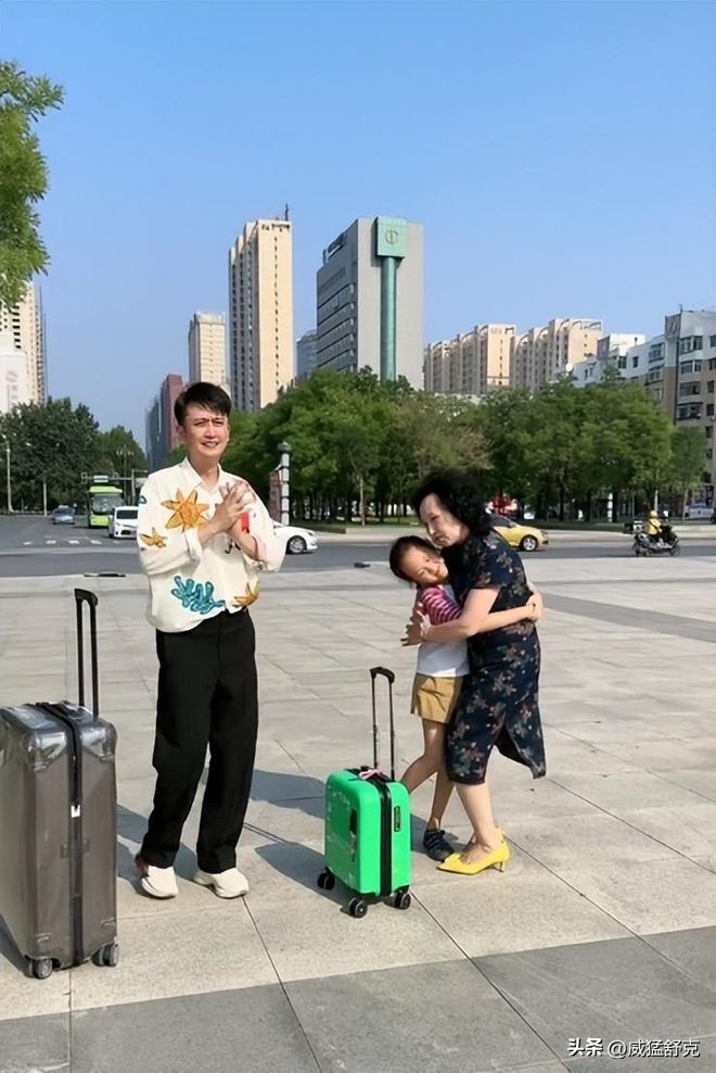CCTV host Yang Fan broke down in tears, was inseparable from the young ...