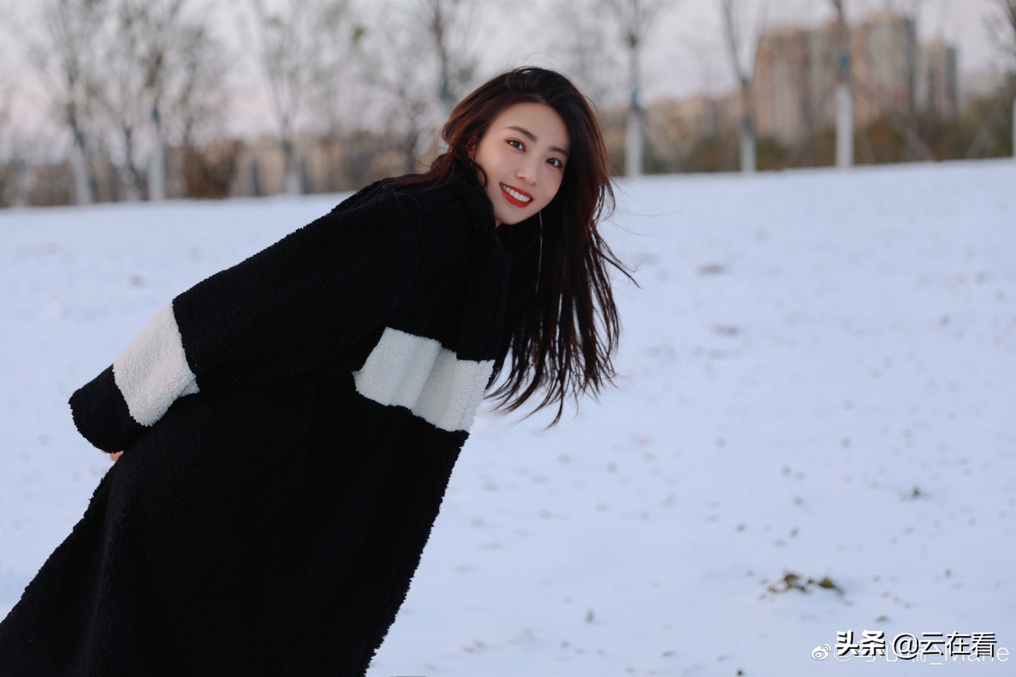Beautiful actress Ma Xinrui takes pictures of the snow scene outdoors ...