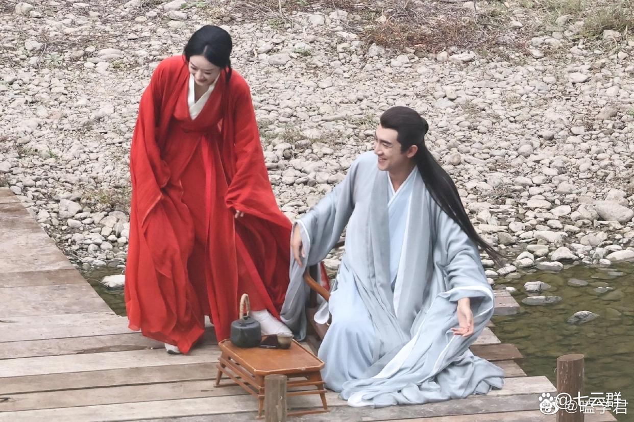 Zhao Liying and Lin Gengxin's new drama [Yu Feng Xing] looked at each ...