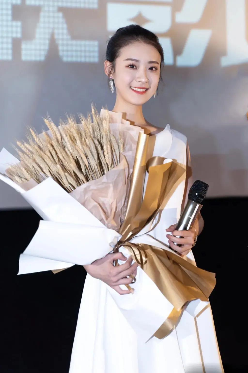 Yang Qiru: Like a flower like a jade, a lotus like a face - iNEWS