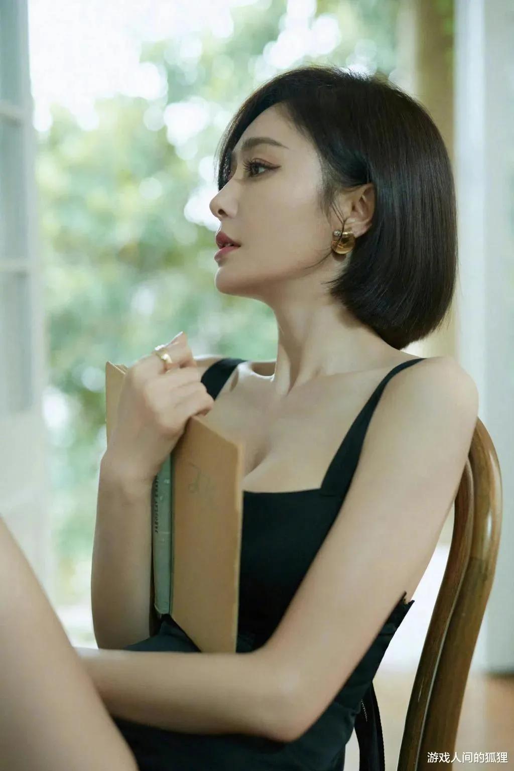 Temperament goddess Qin Lan - iNEWS