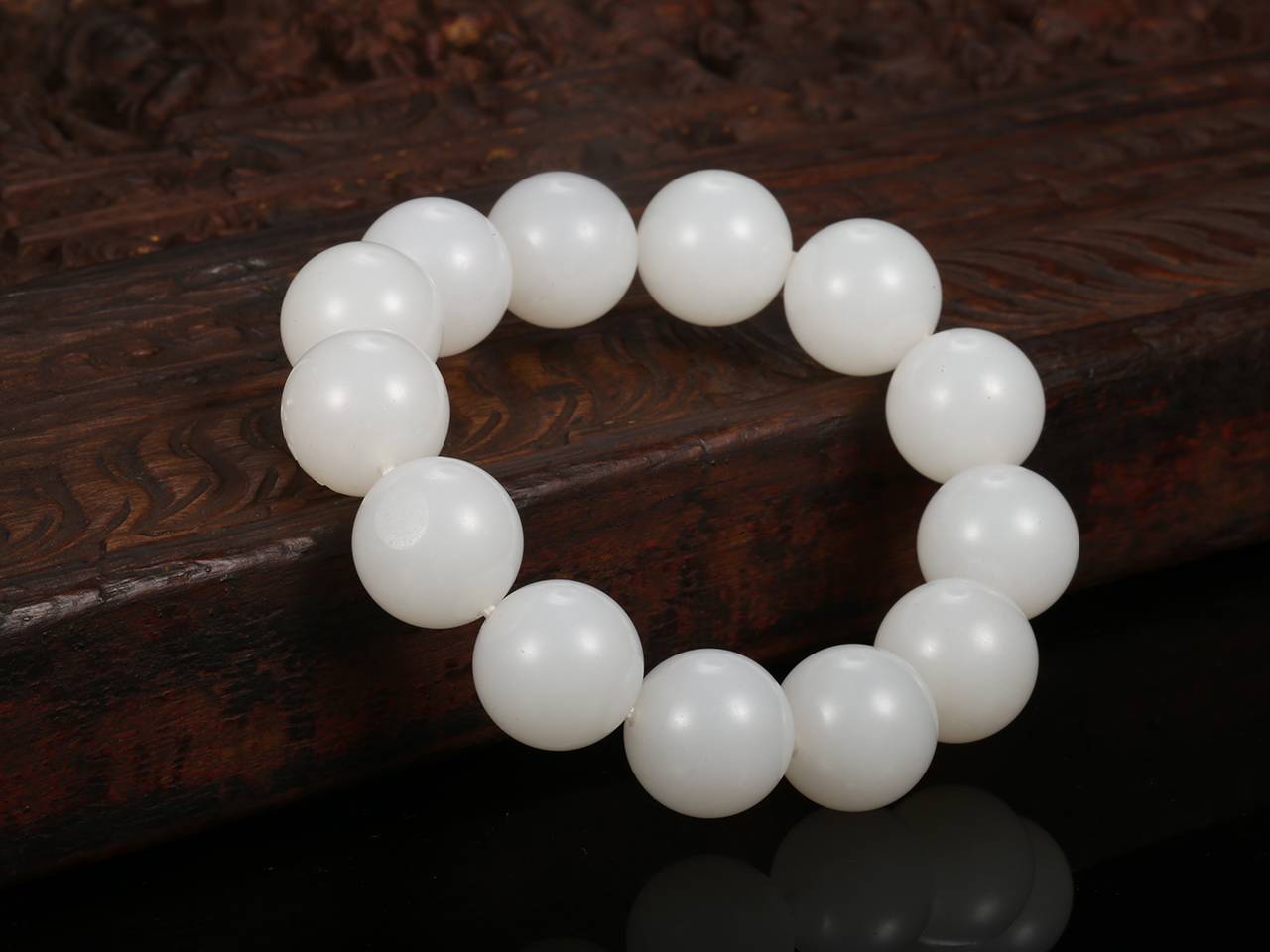 Hundreds of jade carvings - iNEWS