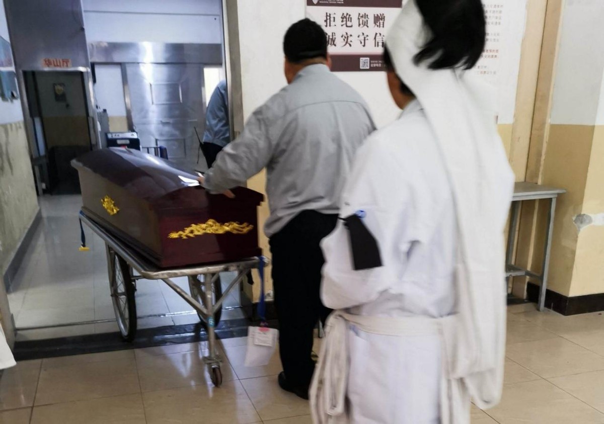 What happens to the body during cremation?Before entering the furnace ...