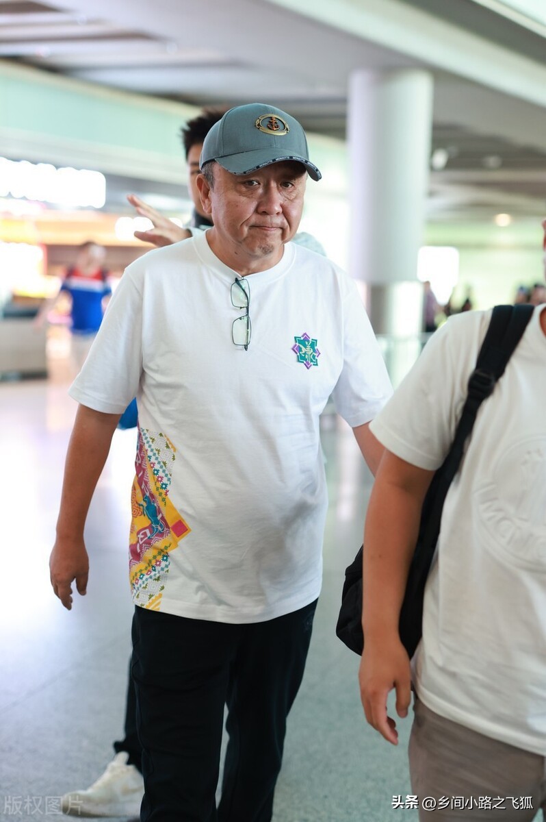 Yu Qian arrived at Beijing Airport, dressed in black and white, simple ...