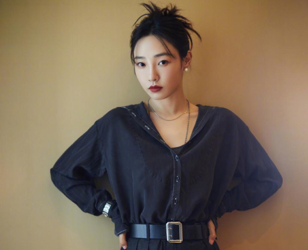 Bai Baihe goes on a date with her boyfriend and eats Japanese food ...