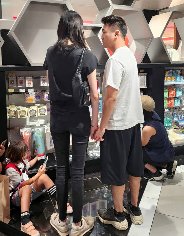 He Youjun and his wife appeared on the streets of Tokyo and Xi Mengyao showed up without makeup ...