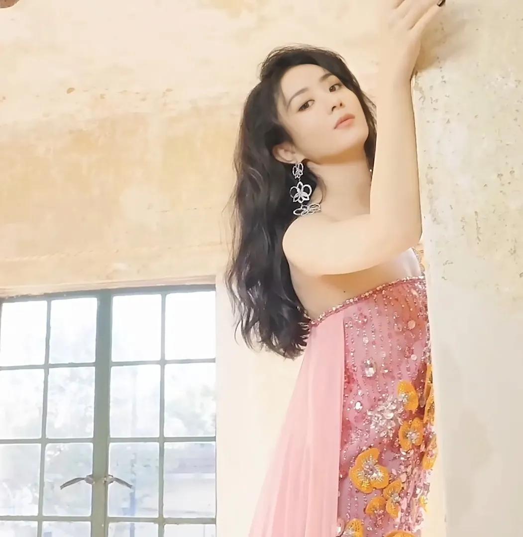 Zhao Liying, Figaro, Languang Huaying Fashion Blockbuster: Sexy and ...