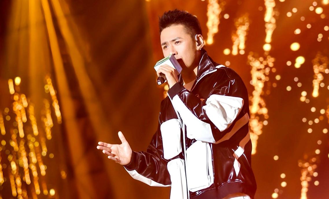 48-year-old Huang Zheng is living like this now. He started out as a ...