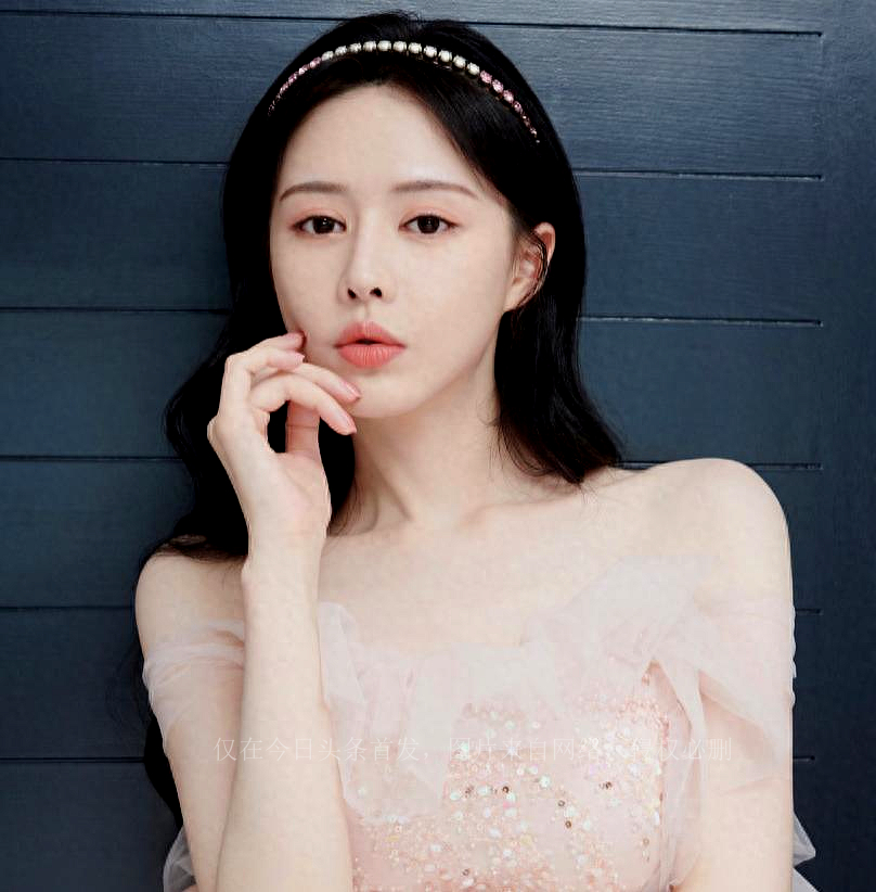 Movies and TV shows are full of artificial faces, smiling lips, puffy ...