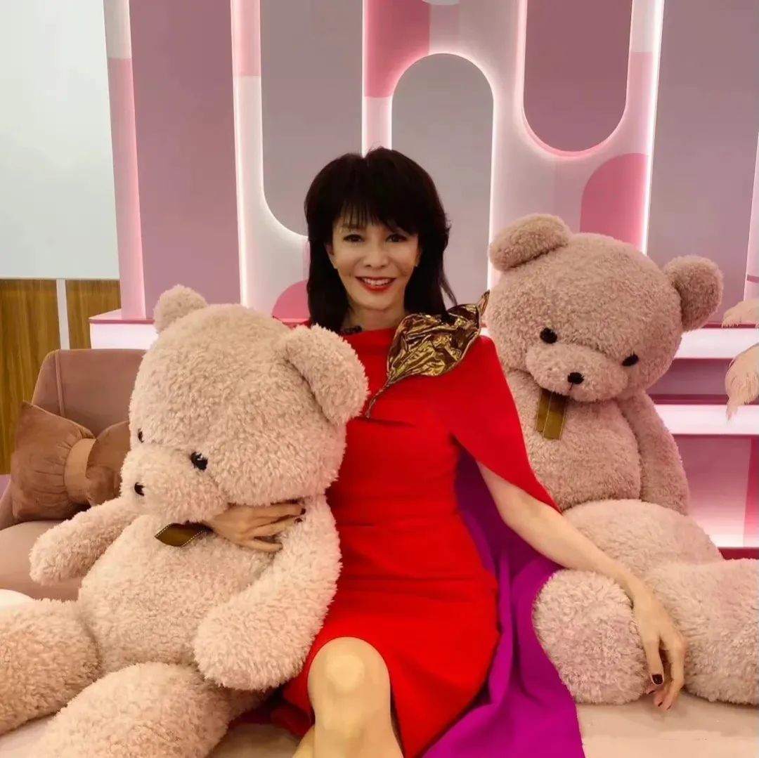 65-year-old Zheng Yuling is in the same frame as 75-year-old Wang ...