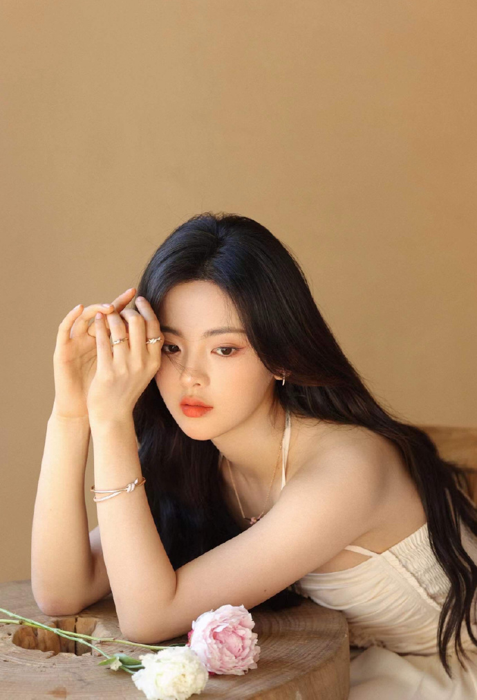 Sexy Goddess—Yang Chaoyue - iNEWS