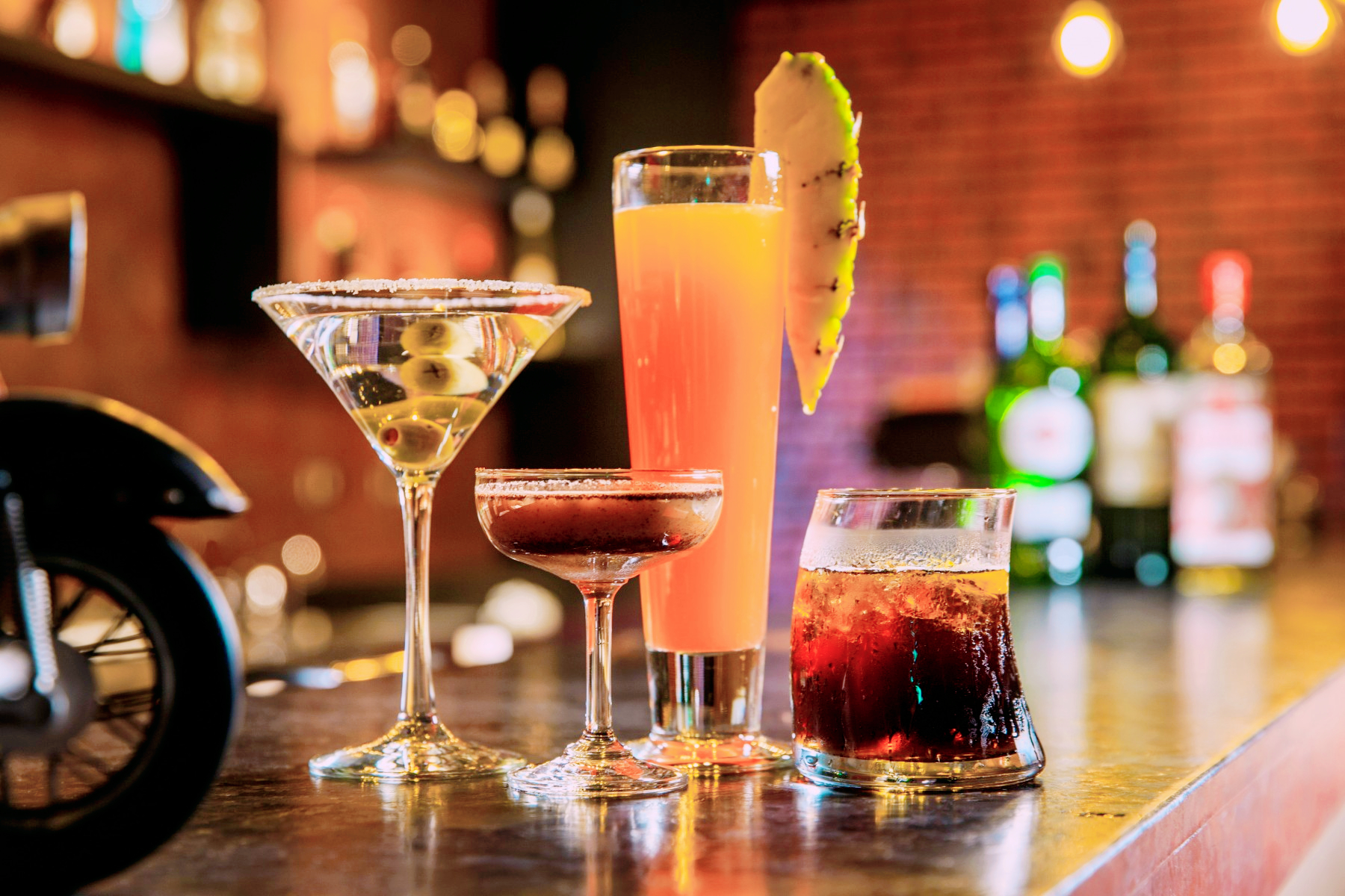 "Alternative" bar, there are thousands of dollars inside, boss: you can ...