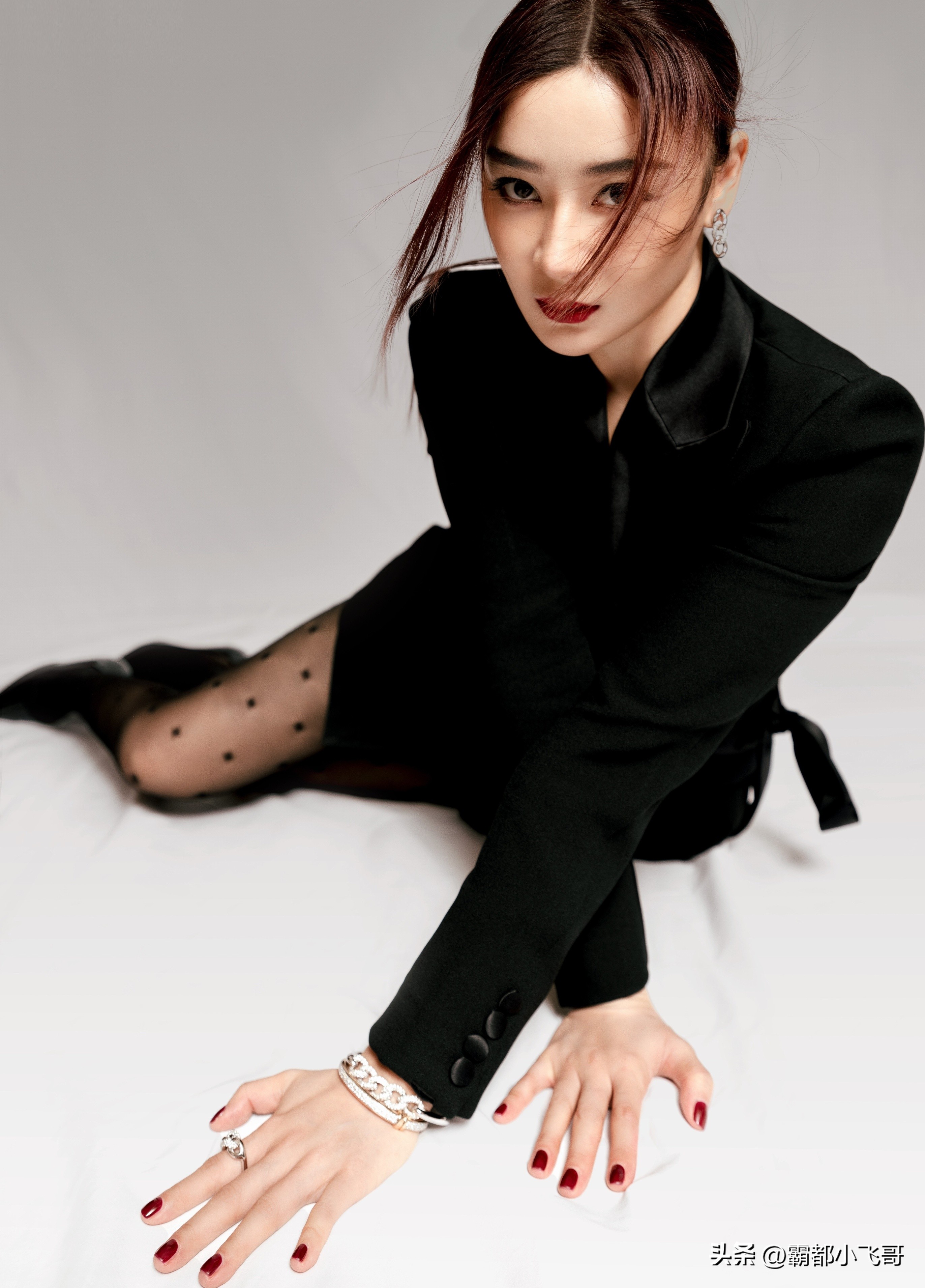 Yuan Shanshan's beautiful legs in black stockings are sexy and touching ...