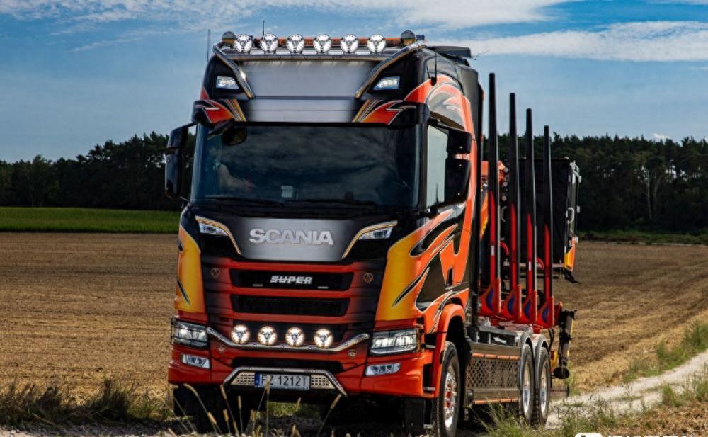 The only one! Customized appearance or V8 power, real shot of Scania ...