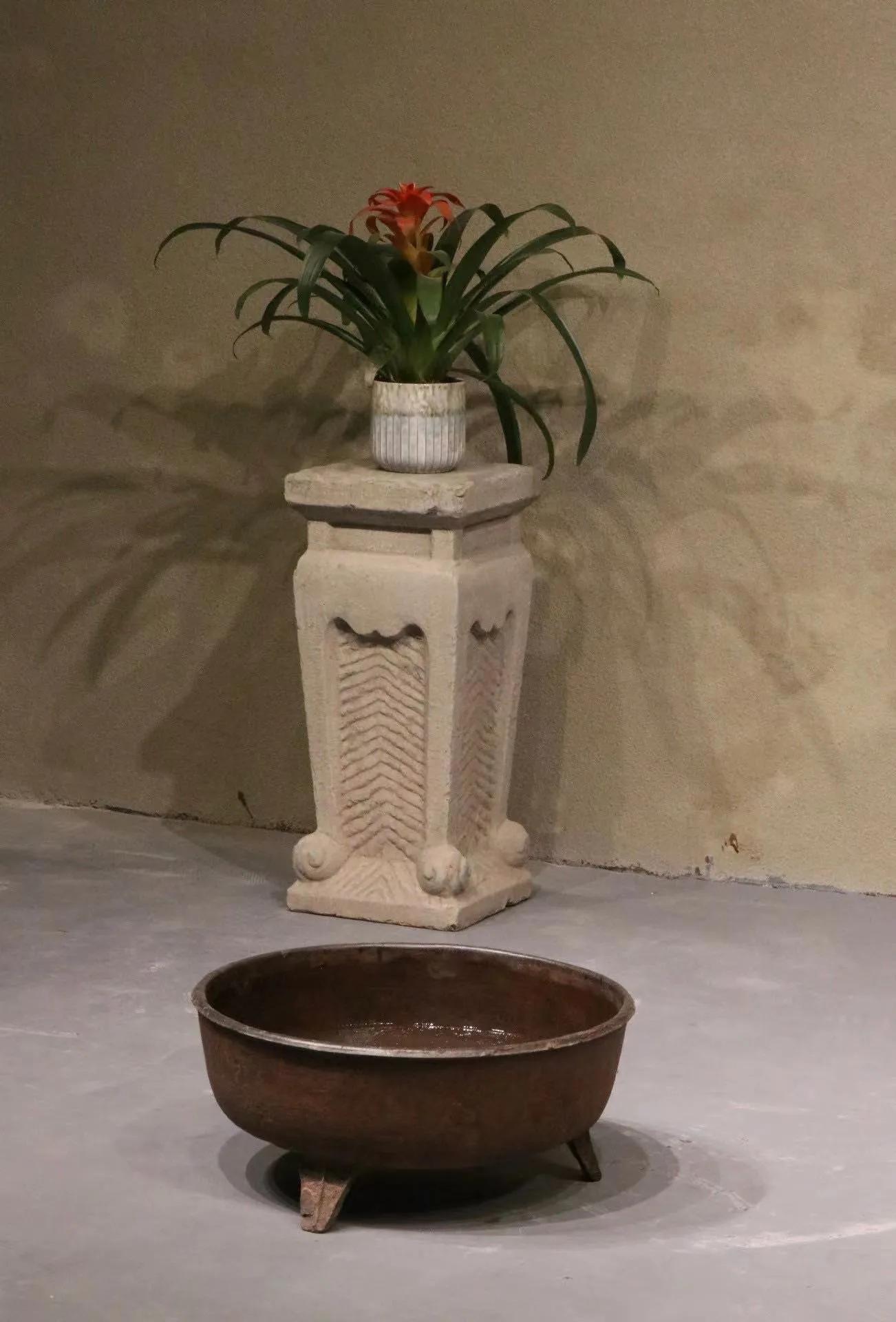 Three-legged iron fish tank - iNEWS