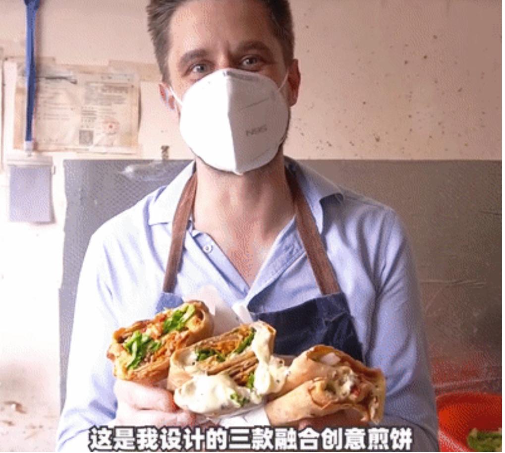 "Chinese and Western Culture" French chefs spread pancakes on the ...