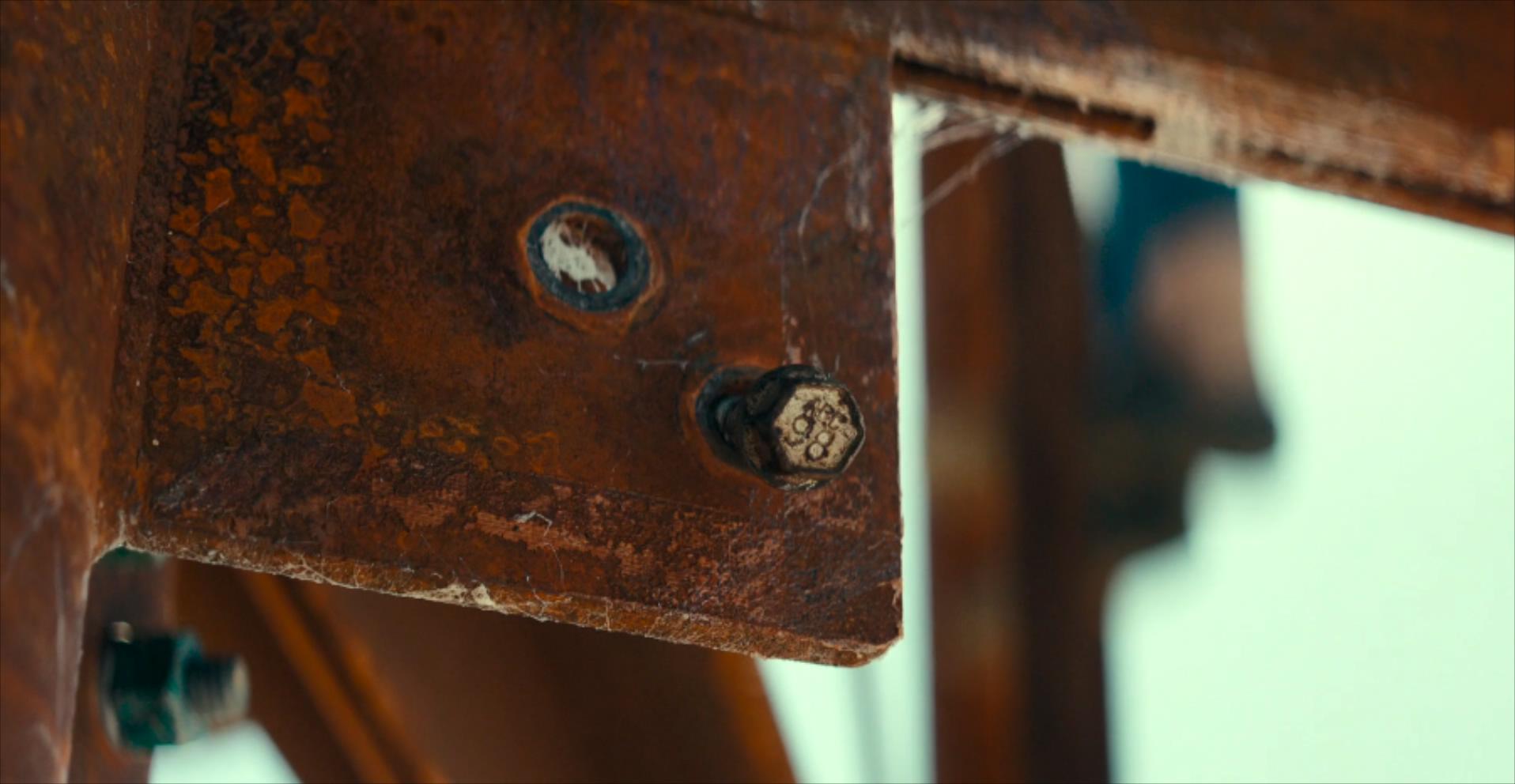 The girl is trapped in a 610-meter tower, and the whole process is high ...