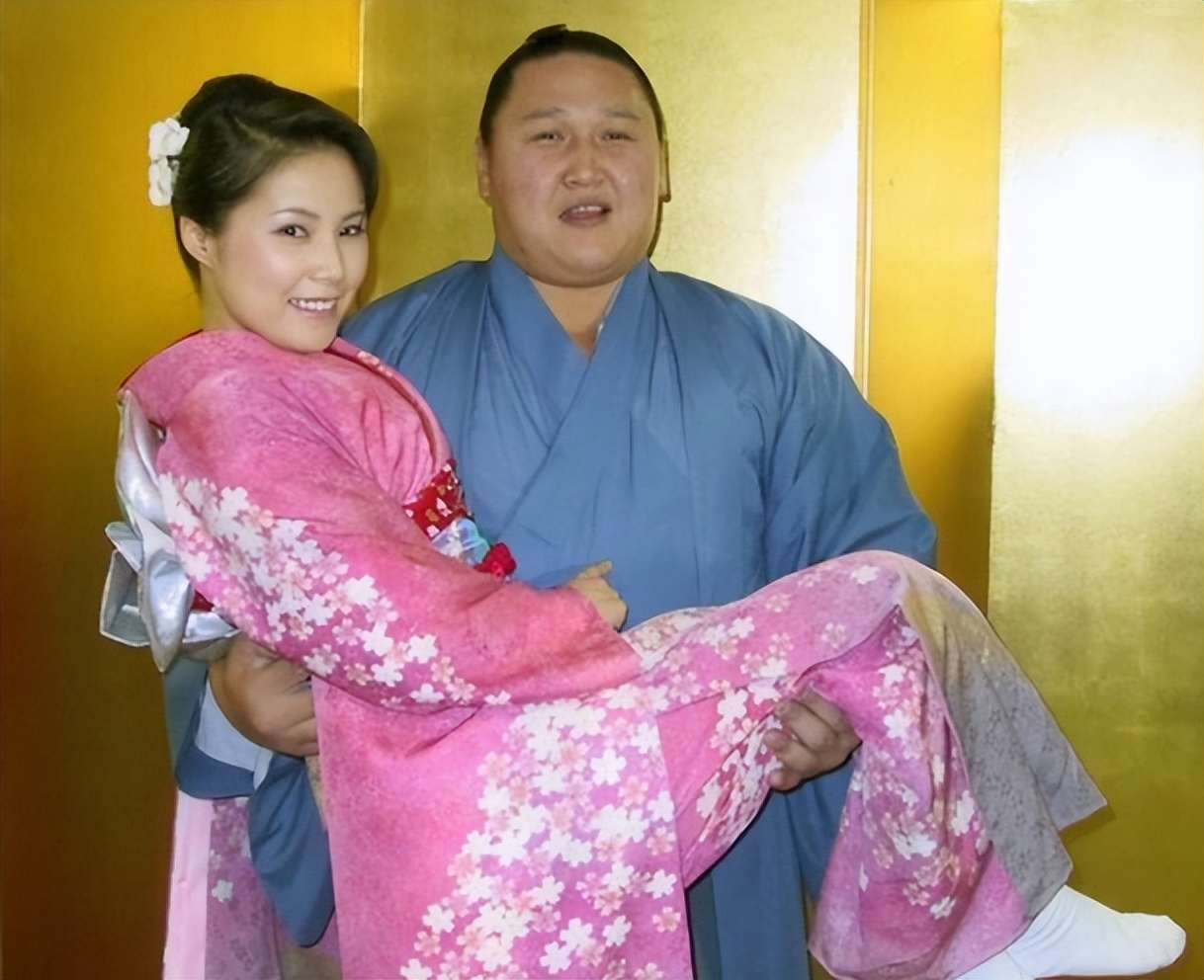 Many Japanese women dream of marrying sumo wrestlers. Why is sumo so ...