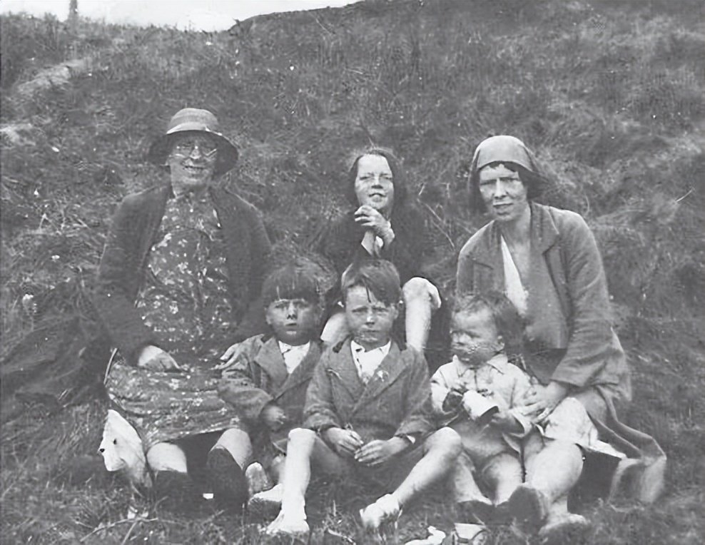 In the year of the Nobel Prize of Bell's inequality, I miss Bell's life ...