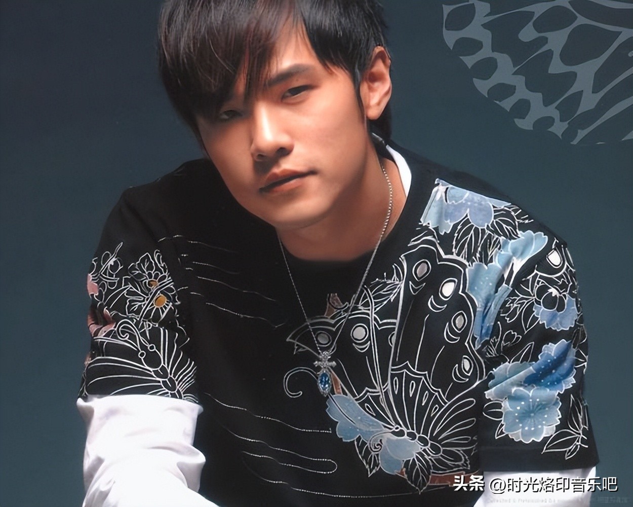 Who are the singers in the Chinese music scene who have more than five ...