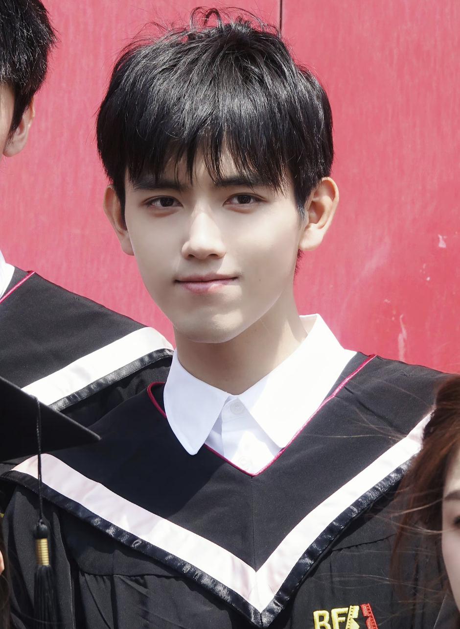 Chen Feiyu returned to Nortel to take graduation photos, wearing a ...