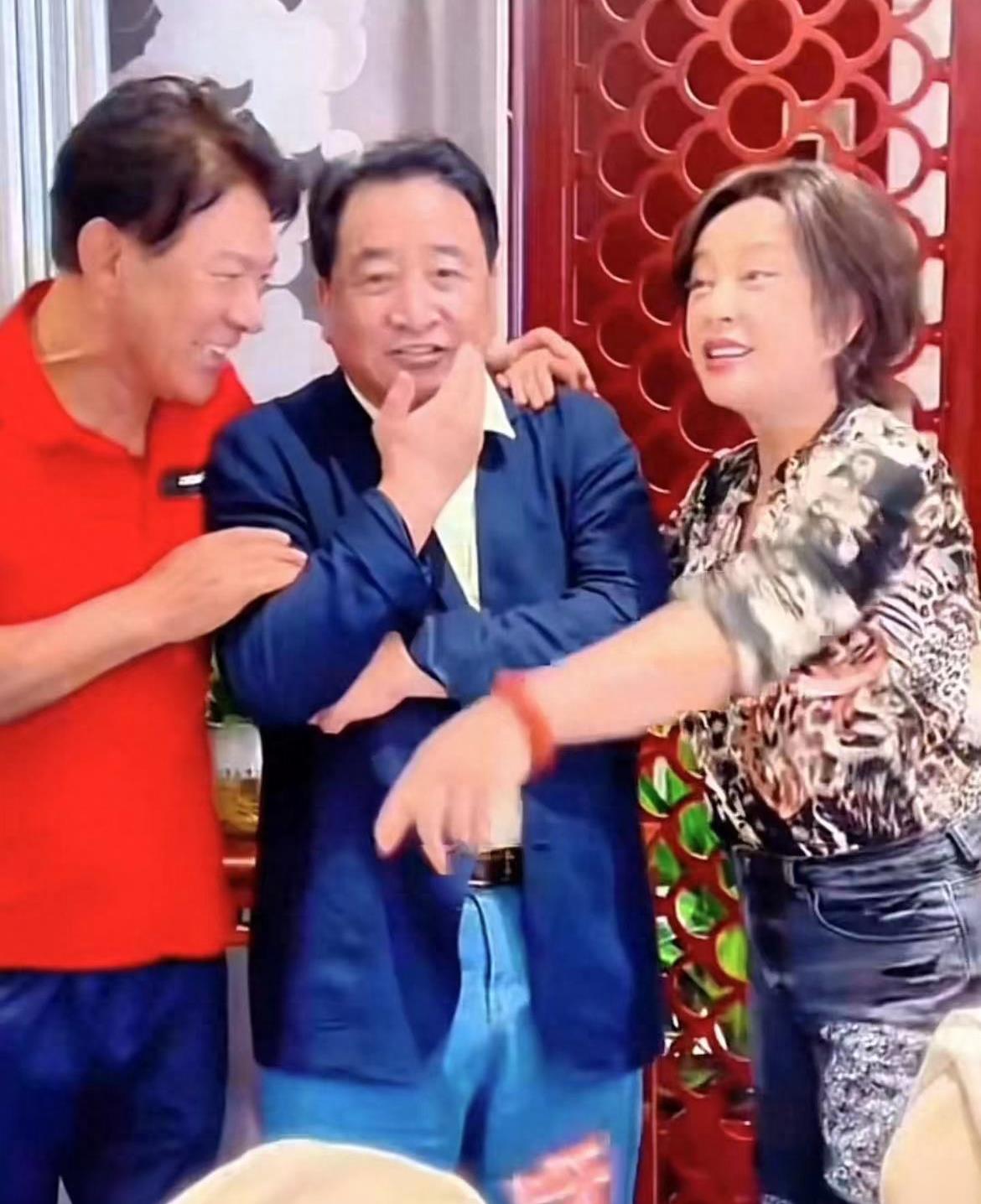 Tian Hua's 95th birthday party was attended by stars! Chen Peisi bowed very humbly one by one ...