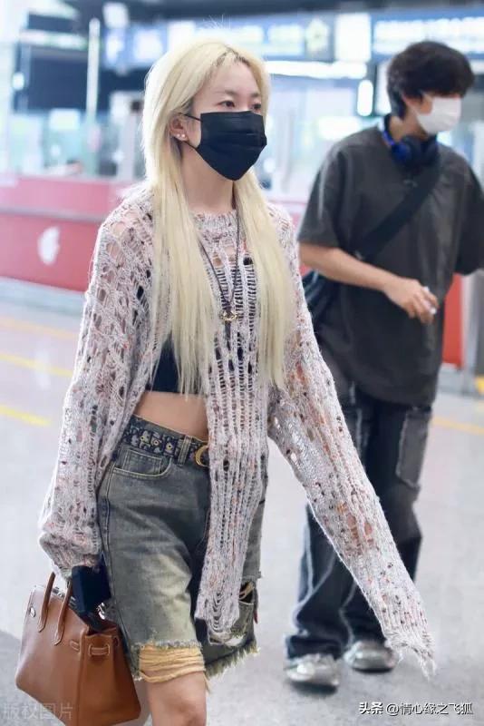 Naiwan showed up at Beijing Airport, wearing ripped jeans and looking ...