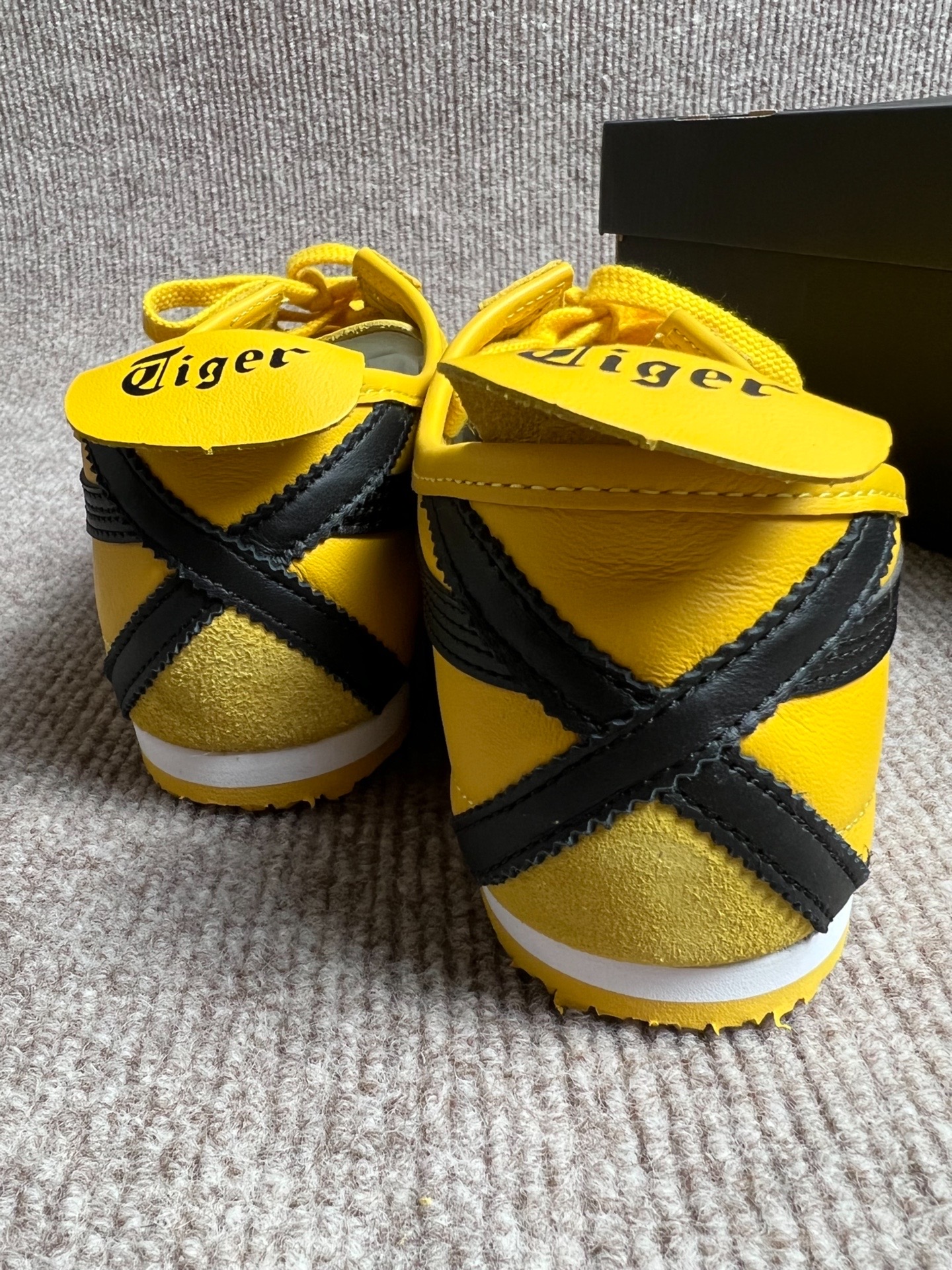 Isn't this the Bruce Lee color scheme? Niche shoes can also be very ...