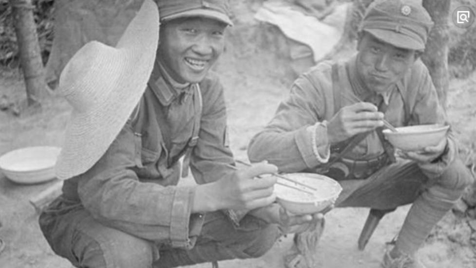 Before the enemy, the regiment commander went down the mountain to eat ...