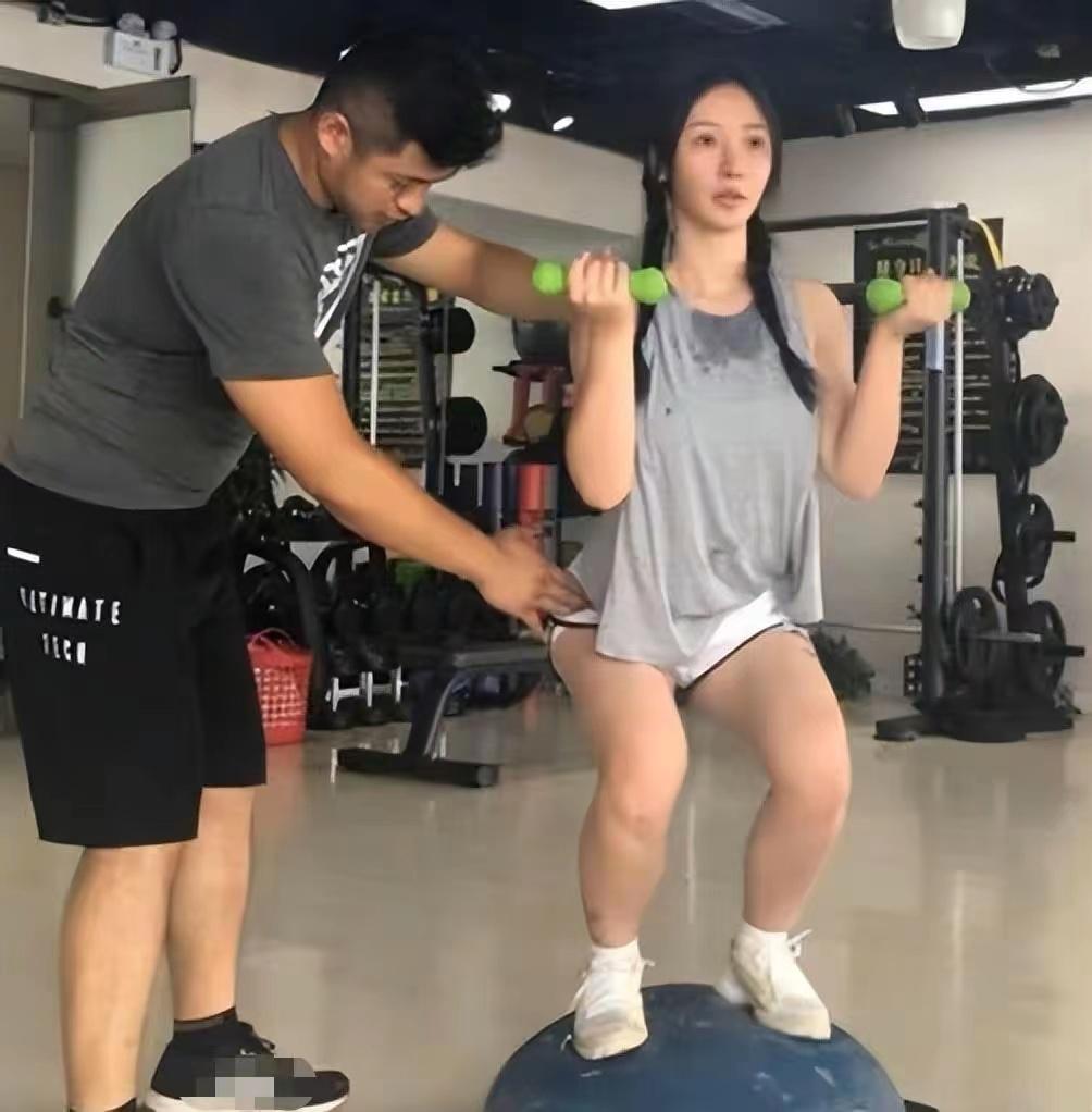 Liu Yan's behavior caused controversy!Dress up in black silk and dance ...