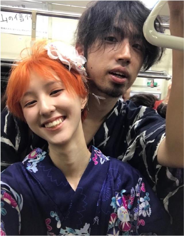 After Hua Chenyu and Wang Yueyi exposed their love, the two took high-profile selfies with ...