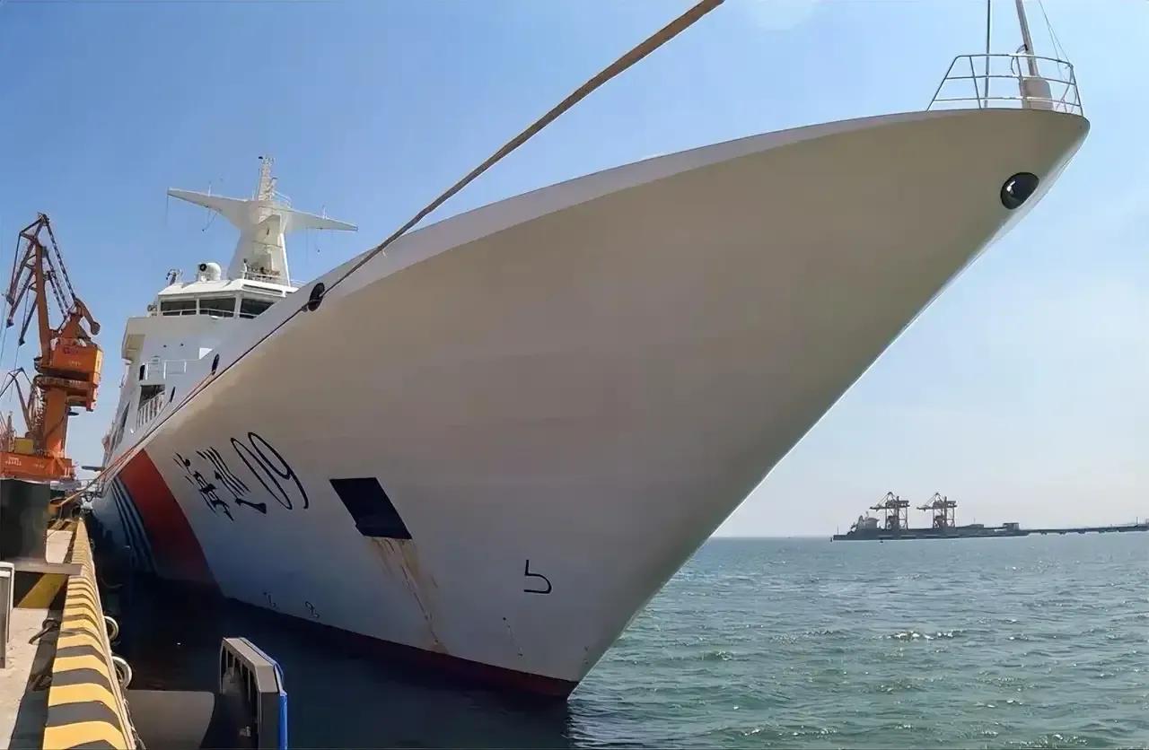 China's "Haixun 09" 10,000-ton maritime patrol ship patrolled the South ...