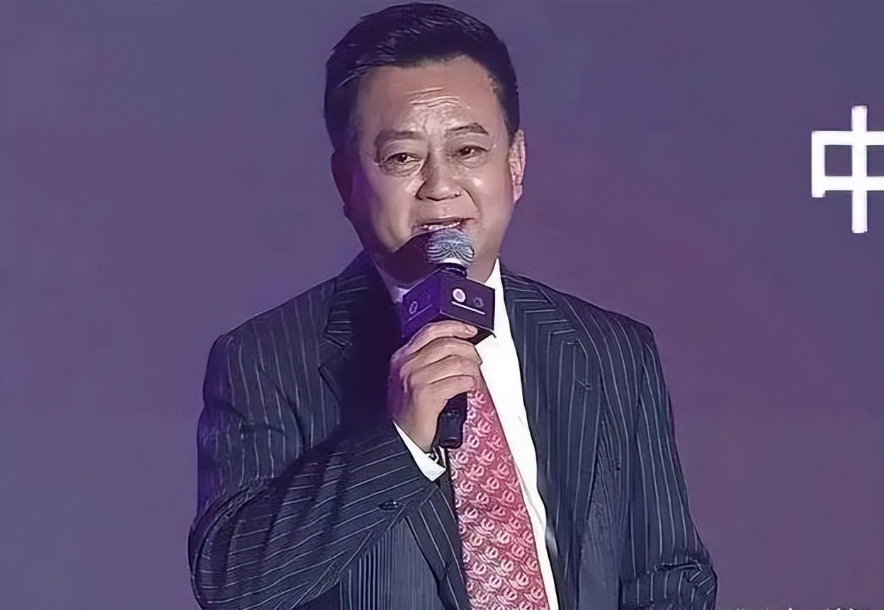 The host Zhu Jun came back on stage, 58 years old with a fat body and a ...