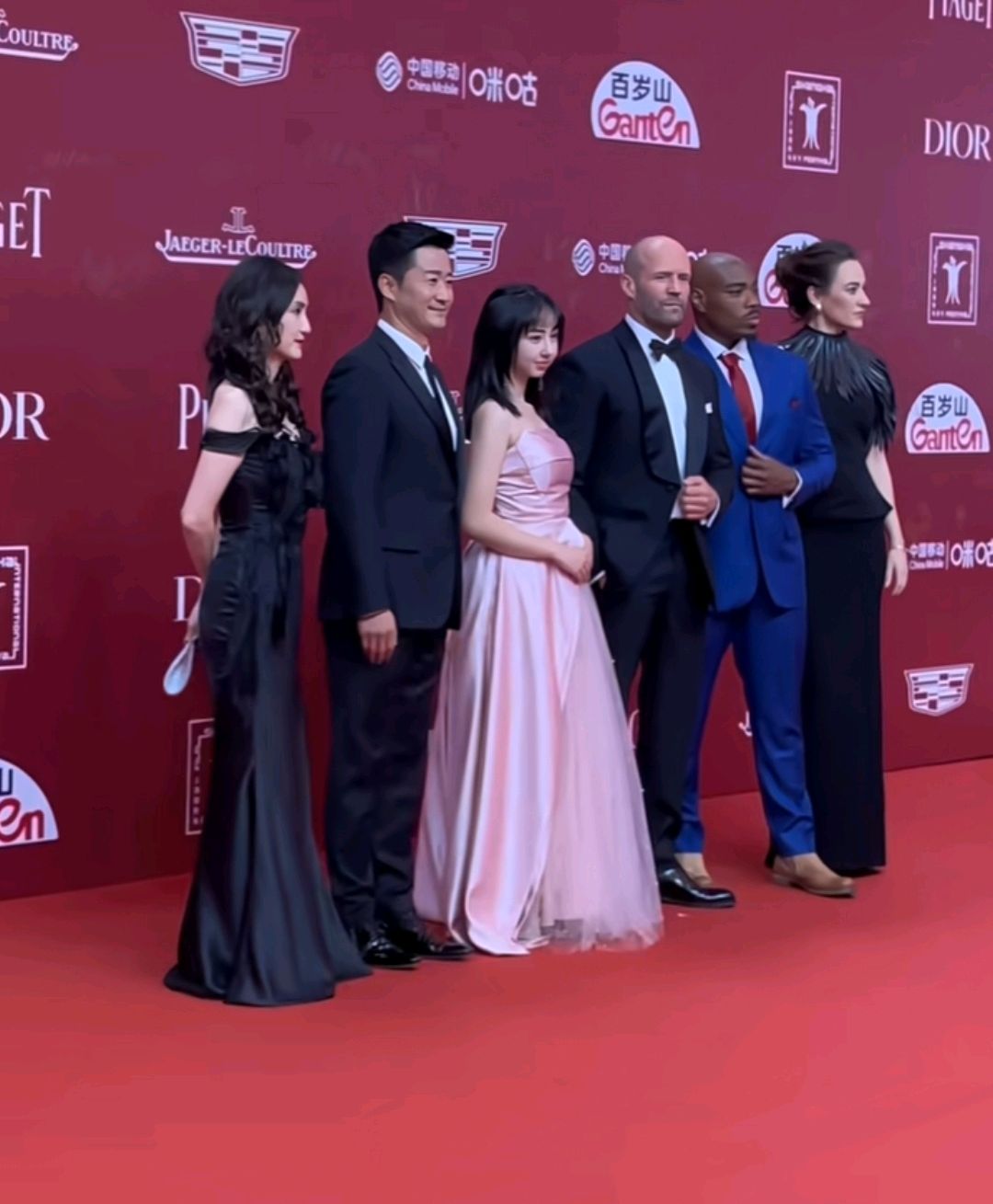 Wu Jing guides Jason to take pictures on the red carpet, the ...