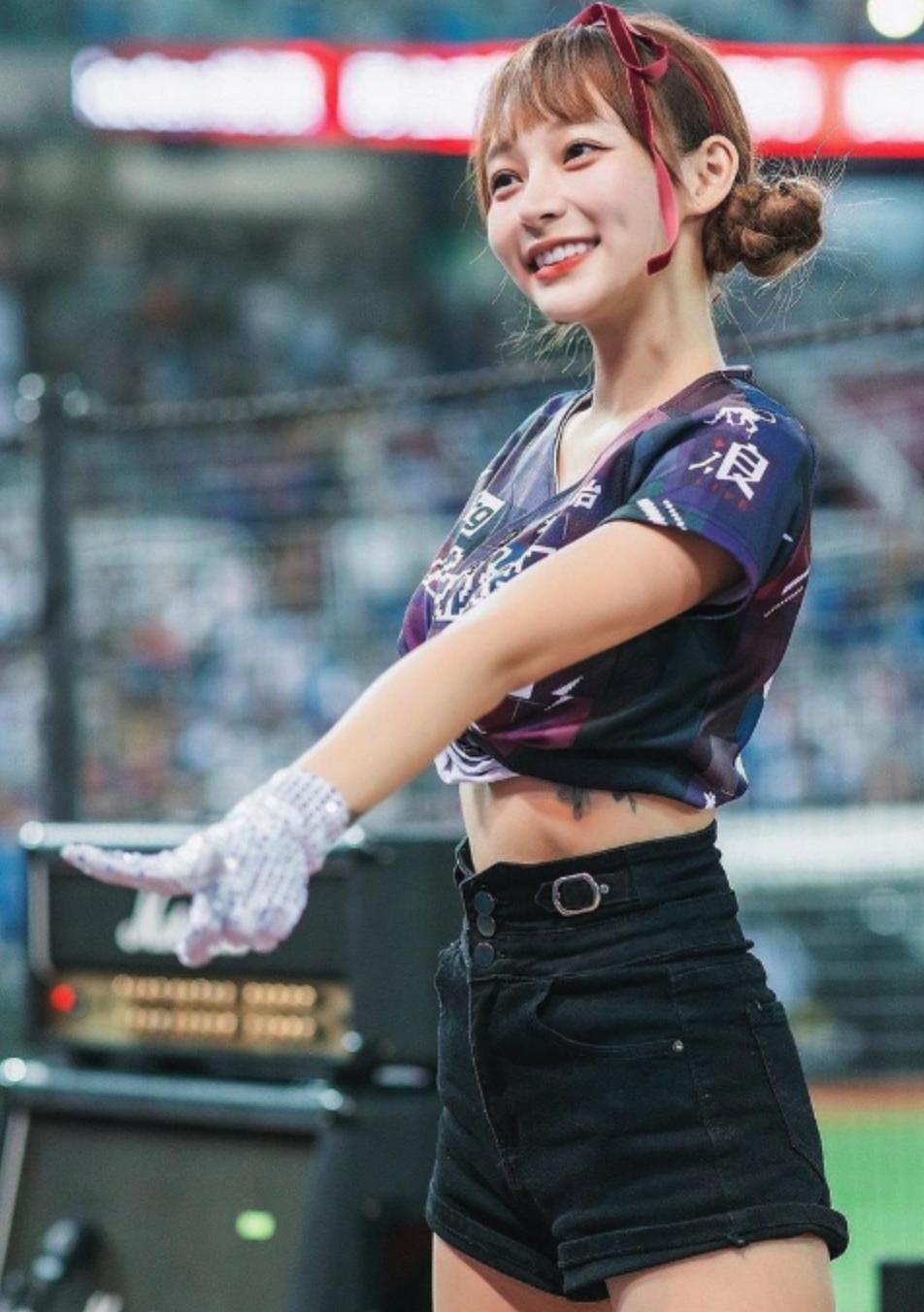 She is the goddess of Taiwanese cheerleaders: she has a perfect figure ...