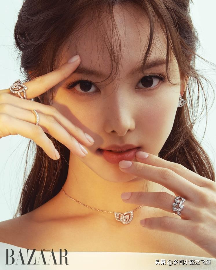 TWICE Lin Nalian appeared in a magazine for a jewelry photo shoot ...