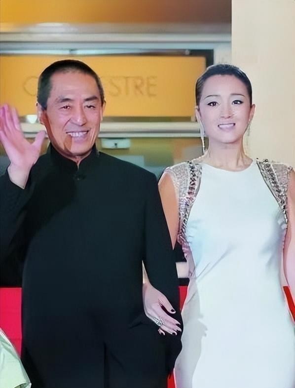 Zhang Yimou turned his head back every step on the red carpet, Gong Li ...