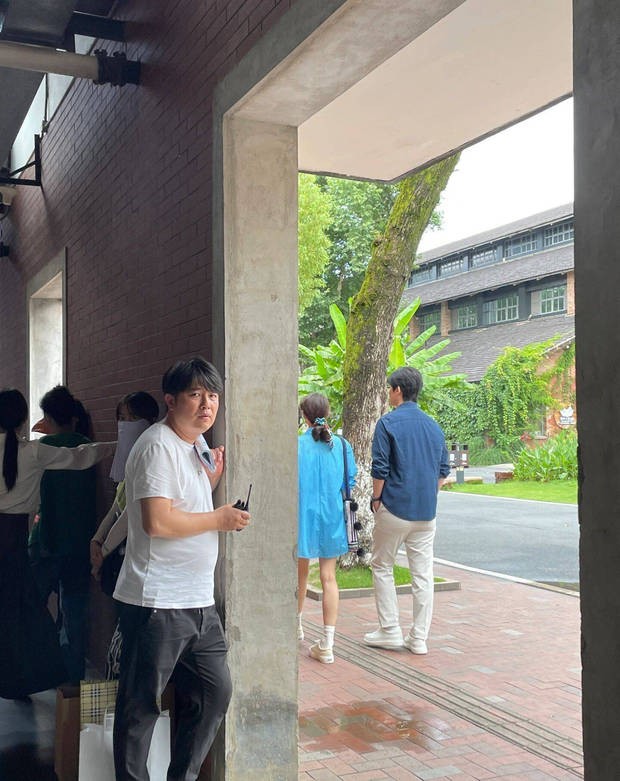 Song Qian and Zhou Yumin were filming and were met by netizens in the ...