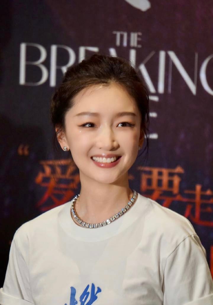 31-year-old Zhou Dongyu's face-to-face video has attracted heated ...