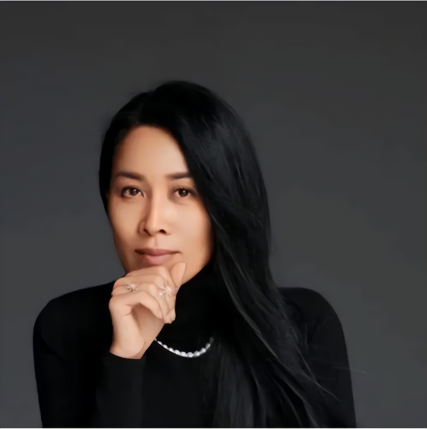 55-year-old Na Ying travels with her daughter in Japan. Her daughter is ...