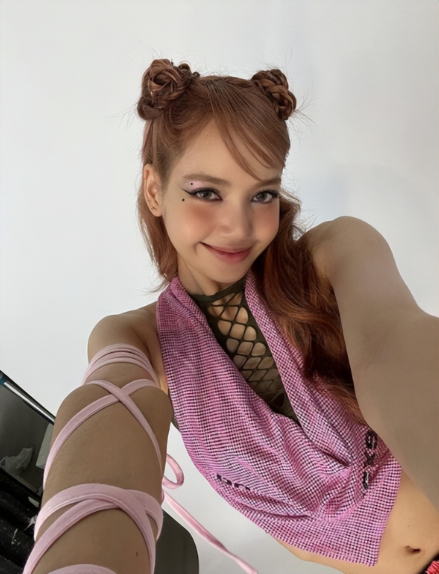 KPOP top girl group BLACKPINK :Lisa - iMedia