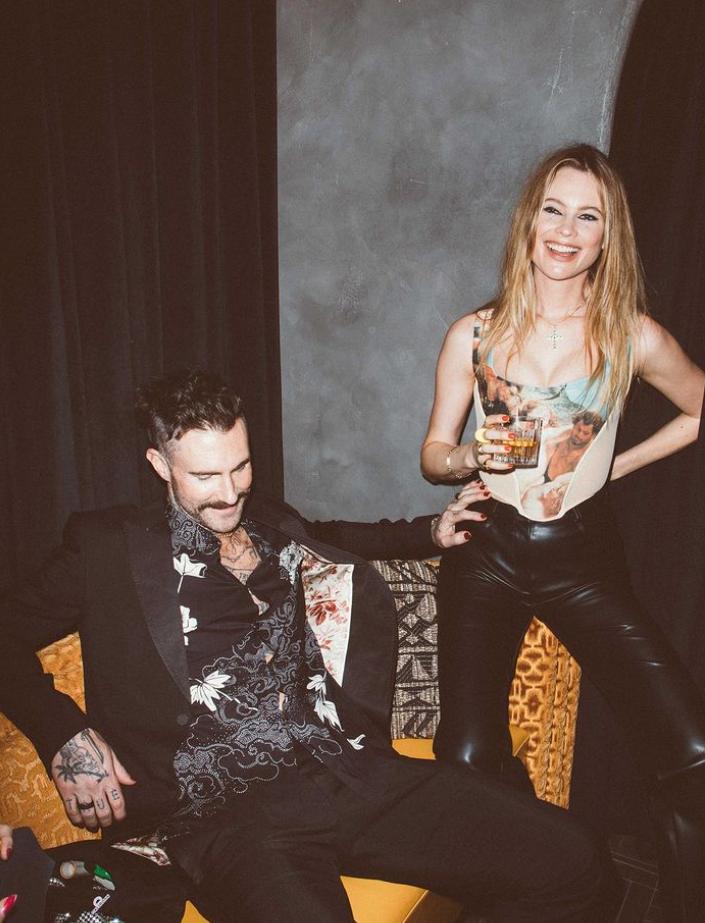 Seeing Adam Levine getting darker and darker, a friend jumped out to ...