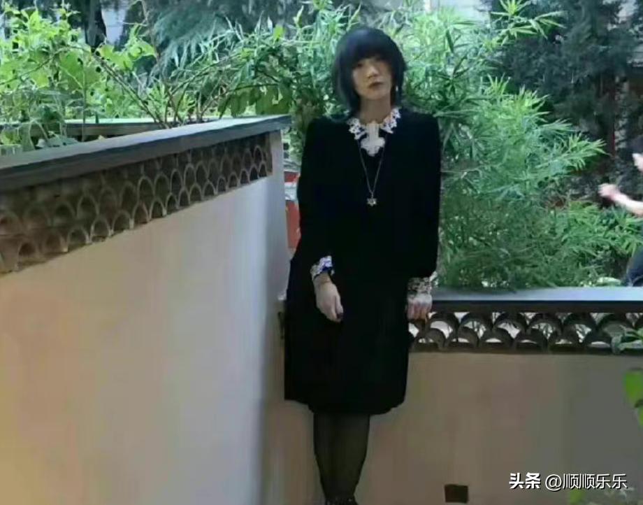 The girl Yue Minghui kisses on the street is Dou Wei's daughter Dou ...