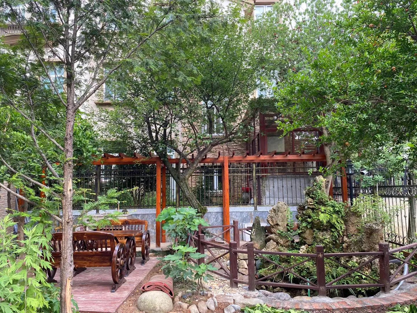 Small courtyard scene - iNEWS