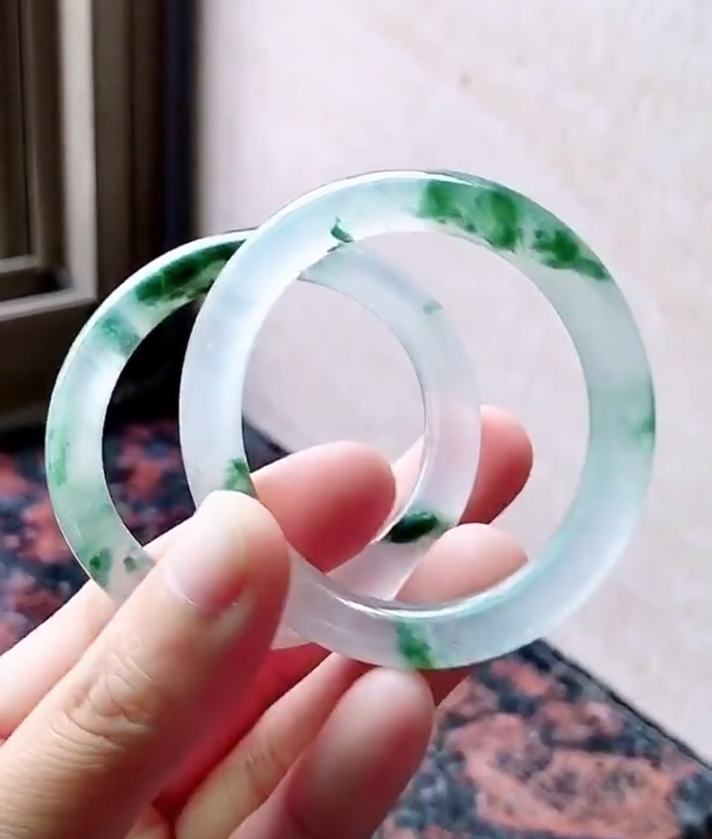 These two bracelets are too beautiful to be real - iNEWS