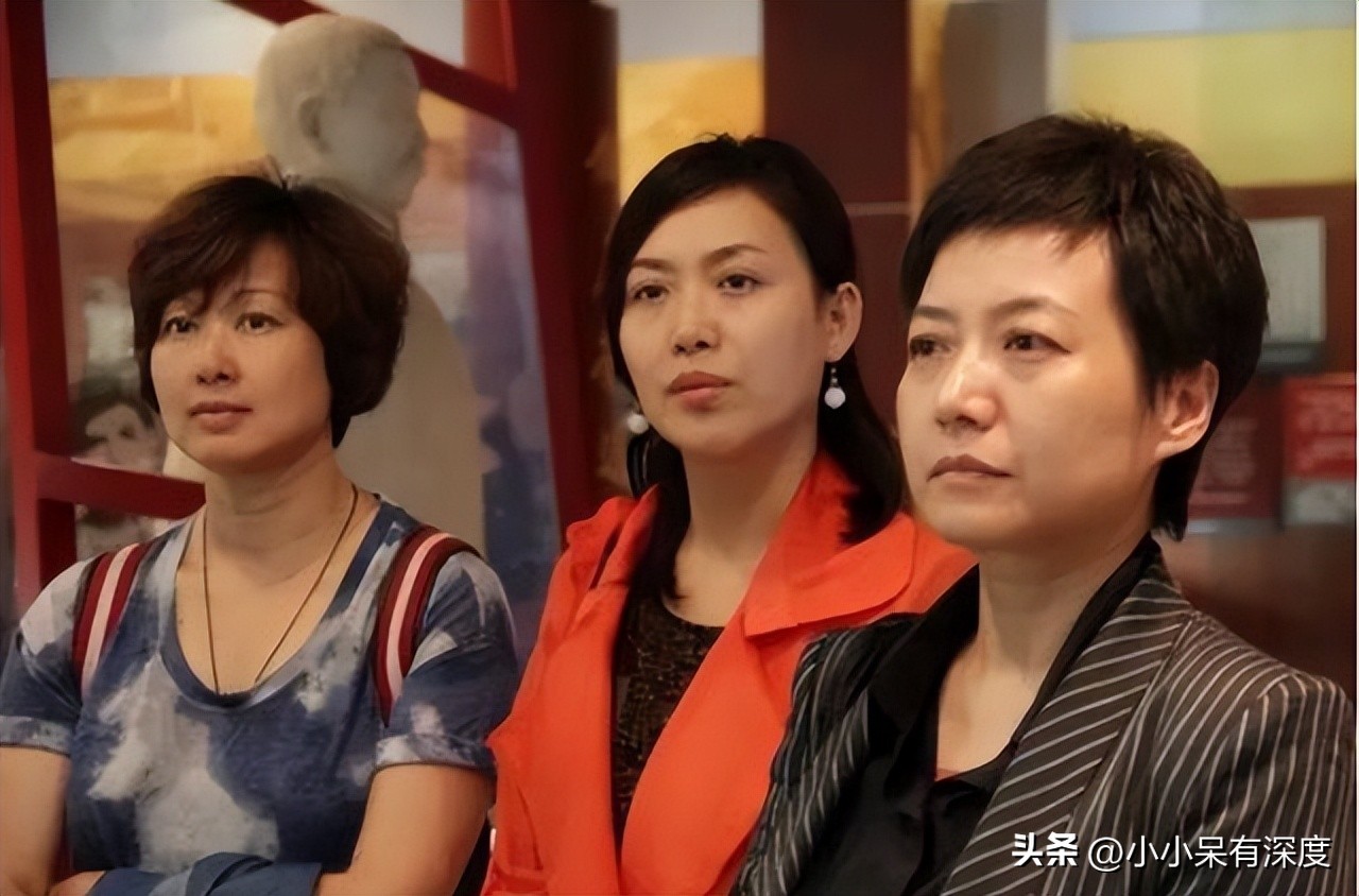 A recent photo of CCTV host He Hongmei. Her career is very successful ...