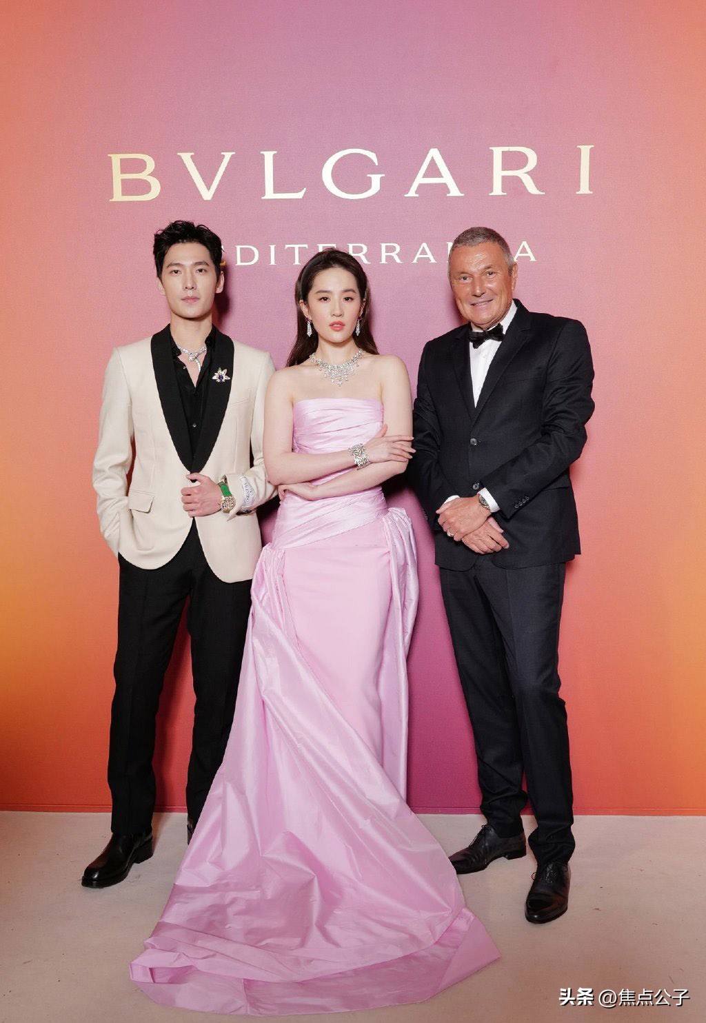Comparing the same frame? Liu Yifei and Yang Yang attended the event in ...